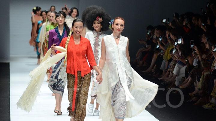 Rayuan Kain Obin Suguhkan 48 Looks di Runway JFW 2020 - Cantika.com