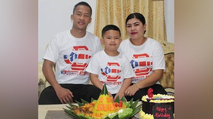 Gaya Khas Istri Daud Yordan, Rambut Dikuncir dan Gambar Alis Bold ...