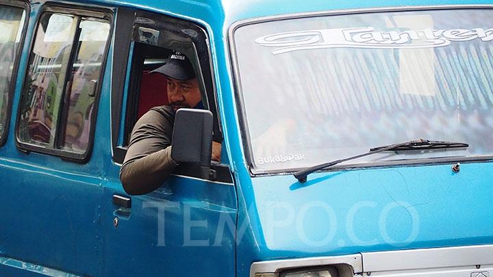 Police Arrest 2 Angkot Drivers for Smoking Marijuana - News En.tempo.co