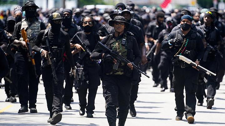 Black Armed NFAC Protesters March in Kentucky - foto En.tempo.co