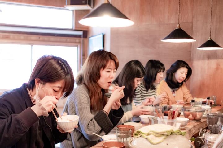 Suka Nongkrong Bikin Masyarakat Indonesia Sering Makan di Restoran - Cantika.com