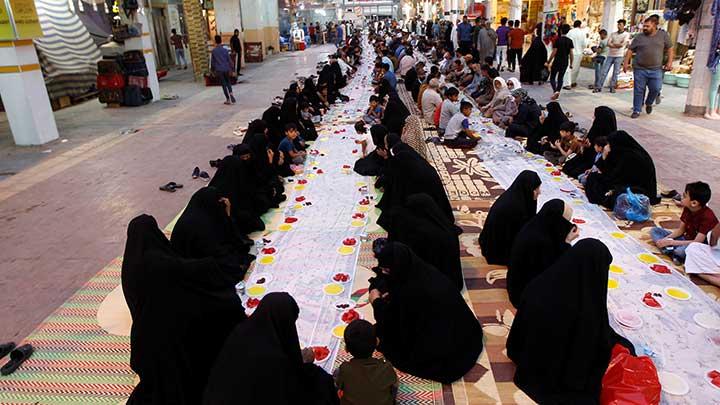 Iraqi Muslims Share a Collective Iftar in Najaf - Foto En.tempo.co