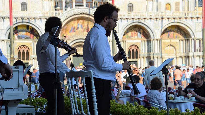 Kota di Italia Ini akan Larang Kafe Luar Ruangan | tempo.co