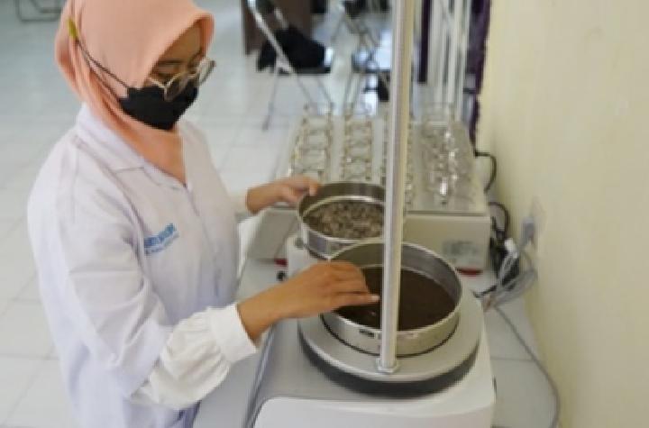 Bupati Kediri Bangun Laboratorium Mengukur Kesuburan Tanah | tempo.co