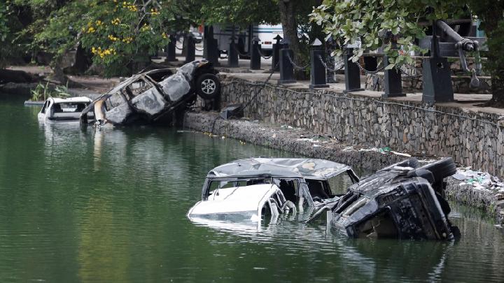 Deretan Mobil Petinggi Partai Sri Lanka yang Dicemplungkan ke Danau ...