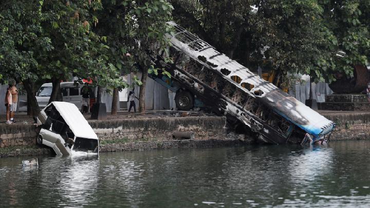 Deretan Mobil Petinggi Partai Sri Lanka yang Dicemplungkan ke Danau ...