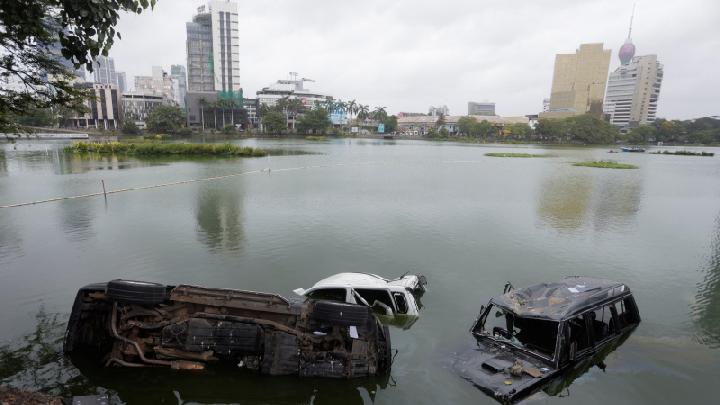 Deretan Mobil Petinggi Partai Sri Lanka yang Dicemplungkan ke Danau ...