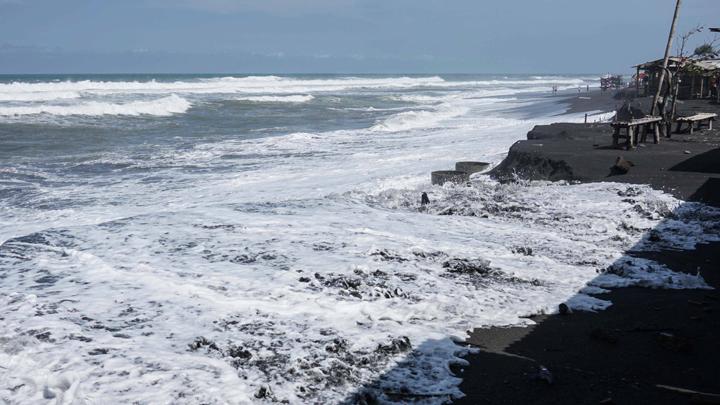 BMKG Warns Extreme Tides Across Java Coastline - Sci En.tempo.co