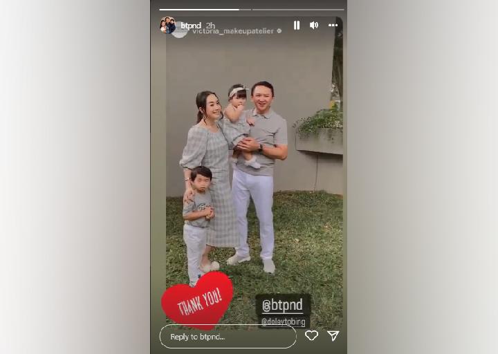 Foto Keluarga Terbaru, Puput Nastiti Devi Bergaya dalam Balutan Gaun ...