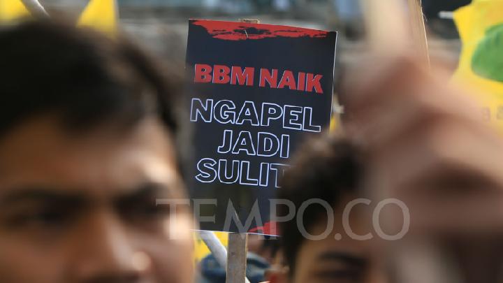 Deretan Poster Kocak Ramaikan Demo BBM Naik di Jakarta - foto Tempo.co