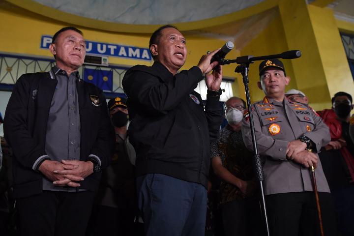 1 Police Chief, 9 Field Personnel Stripped from Position Over Deadly Football Match - News En ...