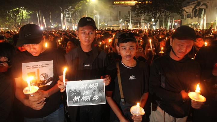 Doa Bersama Suporter di Berbagai Daerah untuk Korban Tragedi Kanjuruhan | tempo.co