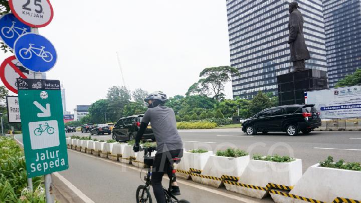 Akhir Pekan, Warga Manfaatkan Jalur Sepeda di Jakarta - foto Tempo.co