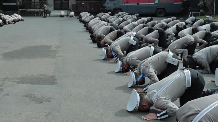 Expert Analyzes Police's Viral Apology Over Deadly Football Disaster ...