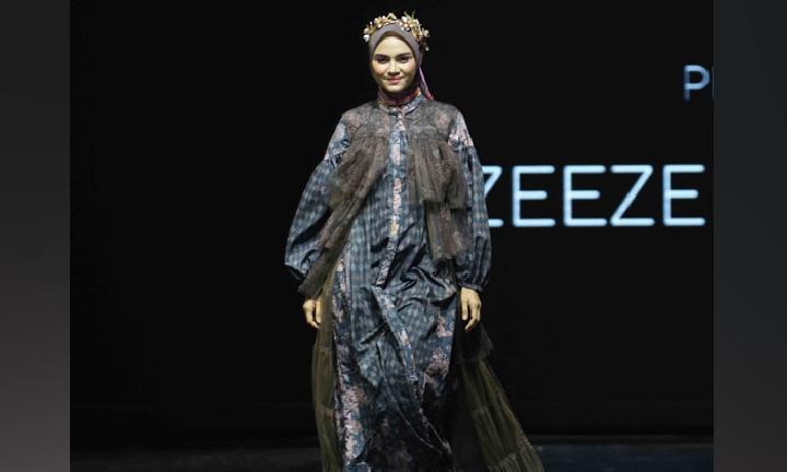 Pakai Koleksi Buttonscarves, Zee Zee Shahab Menjelma Alice in ...