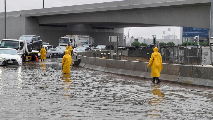Flash Floods Inundate Mecca, Saudi Govt: 'Stay Away from Low-Lying ...