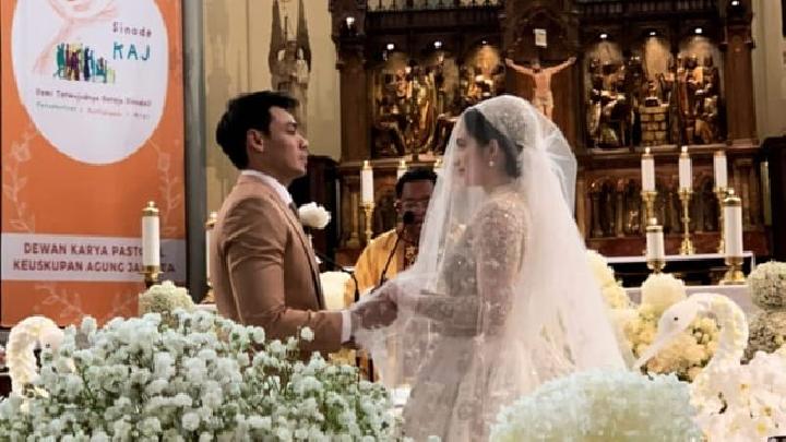 Chelsea Islan dan Rob Clinton Kardinal Resmi Menikah di Gereja Katedral - Cantika.com