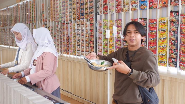 Visiting Surgami, Batam's 24-Hour Self-service Instant Noodle Store ...