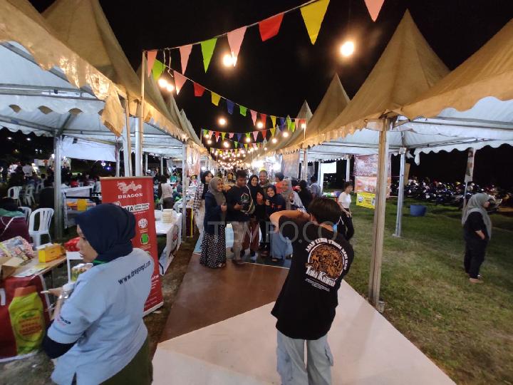 First Day of Ramadan; Batam People Flock Iftar Food Market - Life En ...