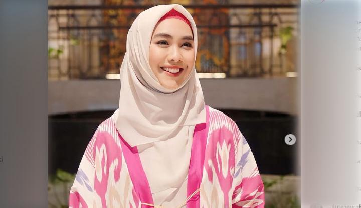 Profil dan Karya Oki Setiana Dewi, dari Film hingga Buku - Cantika.com