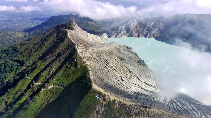 Wind Storm Hits Mount Ijen Summit; Public Warned of Dangerous Gas ...