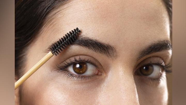 Tips Membuat Alis Agar Tampil Natural Bercelah dan Menawan - Cantika.com