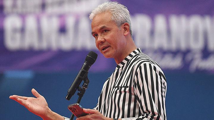 Baju Garis Hitam Putih Jadi Identitas Ganjar Selama Kampanye Pilpres 2024 Pemilu
