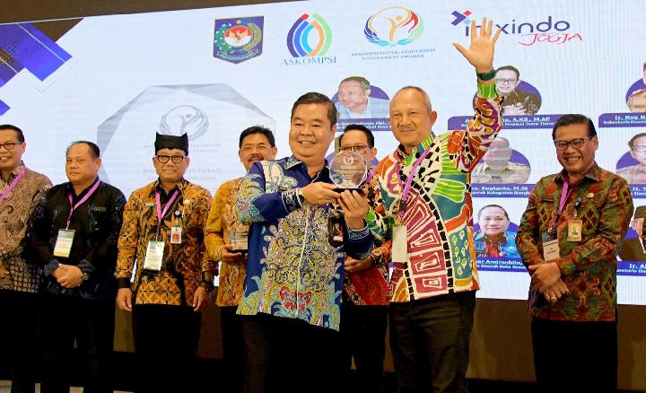 Setiawan Wangsaatmaja Raih Penghargaan Sekda Provinsi Kepemimpinan ...