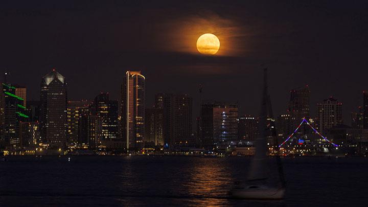 Super Blue Moon Lights Up Sky Around The World - foto En.tempo.co