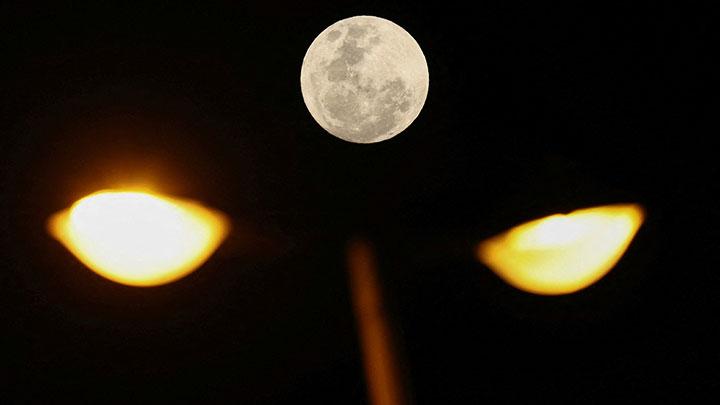 Super Blue Moon Lights Up Sky Around The World - foto En.tempo.co