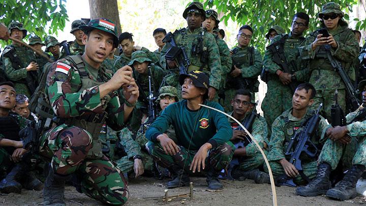 Intip Latihan Bertahan Hidup di Hutan dalam Super Garuda Shield | tempo.co