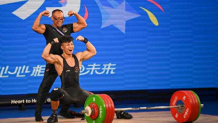 Indonesian Weightlifter Bags Gold Medal at 19th Asian Games, Breaks ...