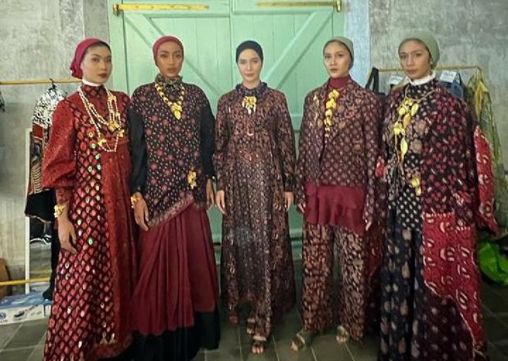 Itang Yunasz Bawa Batik Jambi di Fashion Show Adikarya Batik Nusantara ...