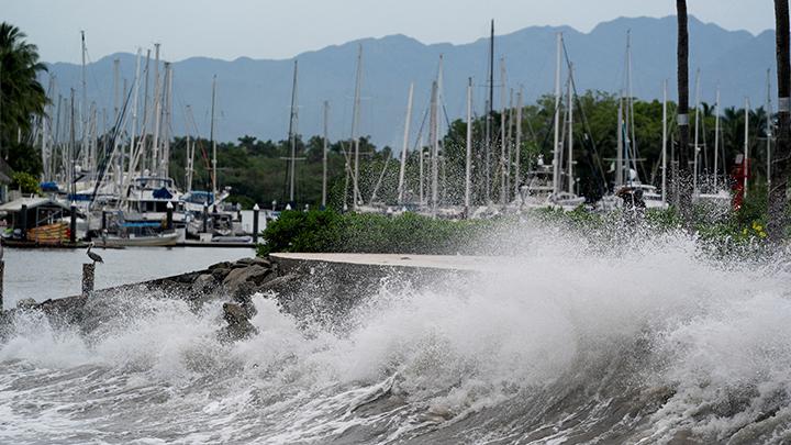 BMKG Warns of 4-meter High Waves in Indonesian Waters Today - Sci En ...