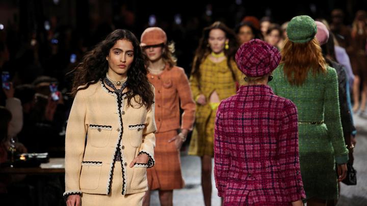 Chanel Mengubah Jalan Manchester jadi Panggung Fashion Show, Parade ...