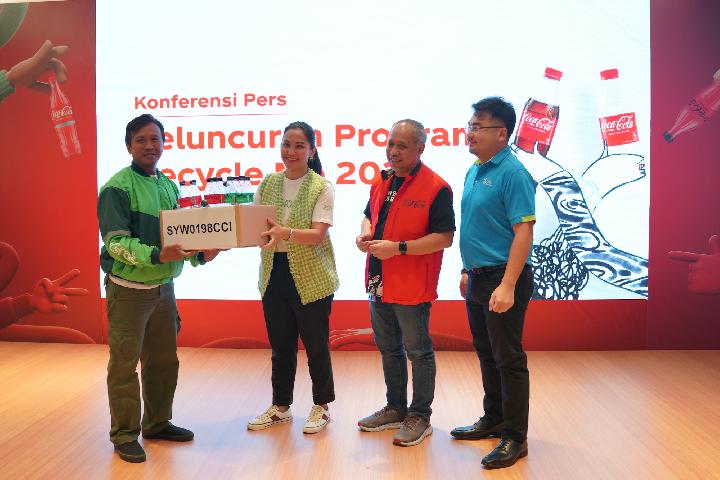 Coca-Cola and Grab Launch 'Recycle Me' Recycling Program, Rewards ...