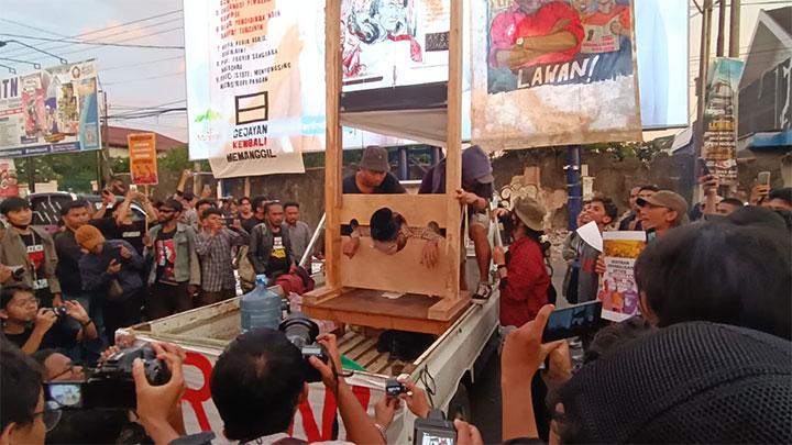 Gejayan Memanggil in Yogyakarta: 11 Demands and A Guillotine Theatrics ...