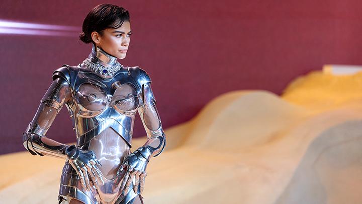 Zendaya Tampil Bak Prajurit Berkostum Robot saat Hadir di Gala Premiere ...