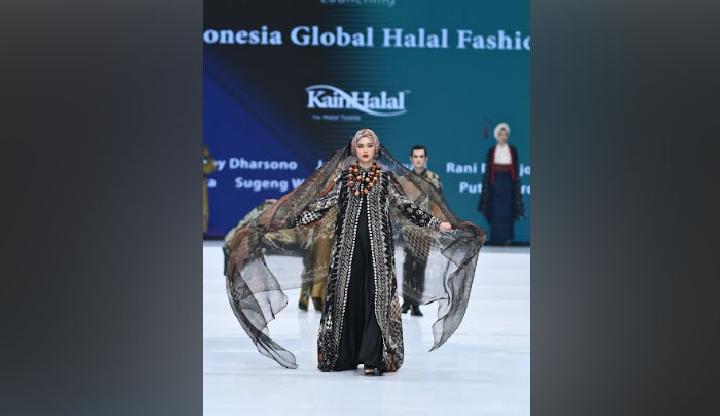 Saat Kain Halal Tampil di Indonesia Fashion Week 2024, Wujudkan Kiblat ...