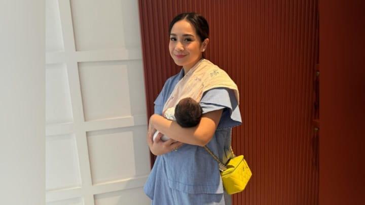 Nagita Slavina Gendong Bayi Perempuan, Rafathar dan Rayyanza: Adik Lily - Cantika.com