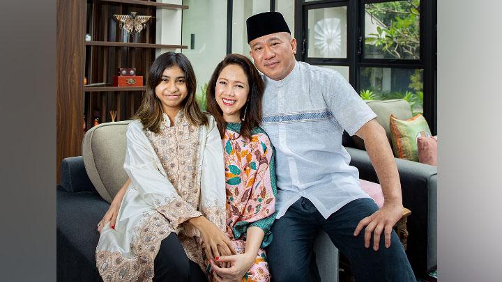 Fashion Lebaran Dirut Bank Permata Meliza Musa Rusli, Anggun Berbalut Kaftan Corak Floral ...