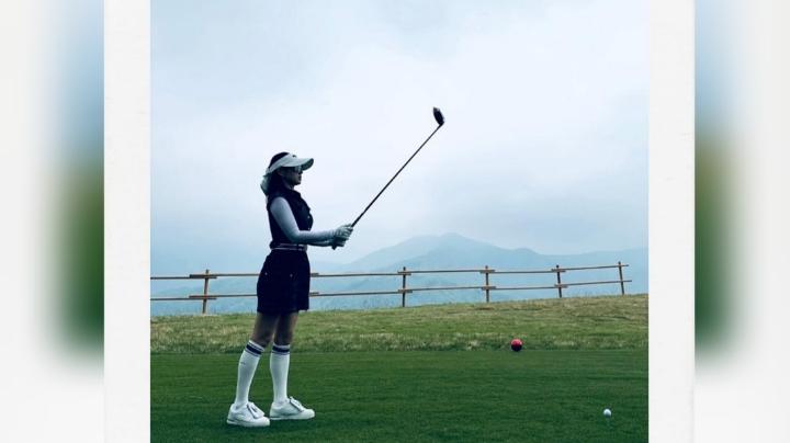 5 Gaya Fashion Son Ye Jin saat Bermain Golf, Modis dan Sporty - Cantika.com