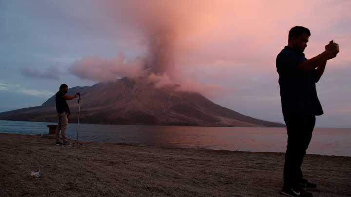 Govt to Permanently Vacate Villages Near Mount Ruang - Sci En.tempo.co