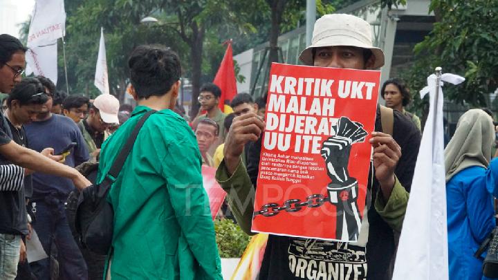 Hari Pendidikan Nasional, Mahasiswa Demo di Depan Kemendikbud | tempo.co