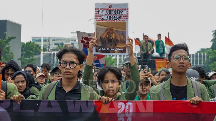Hari Pendidikan Nasional, Mahasiswa Demo di Depan Kemendikbud | tempo.co