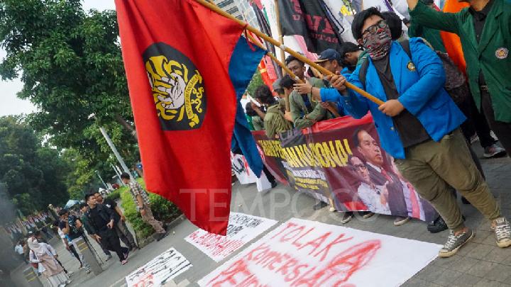 Hari Pendidikan Nasional, Mahasiswa Demo di Depan Kemendikbud | tempo.co