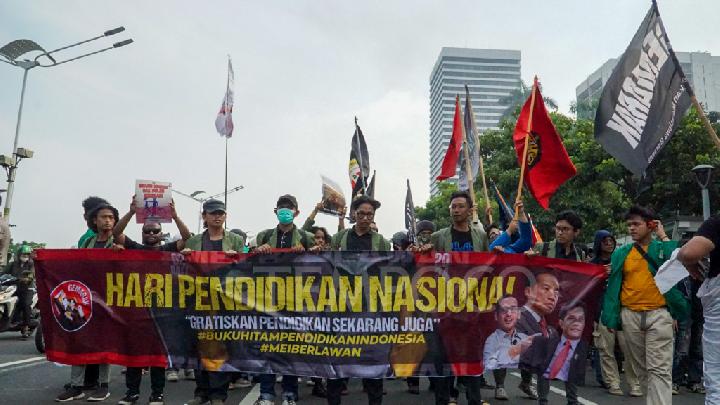 Hari Pendidikan Nasional, Mahasiswa Demo di Depan Kemendikbud | tempo.co