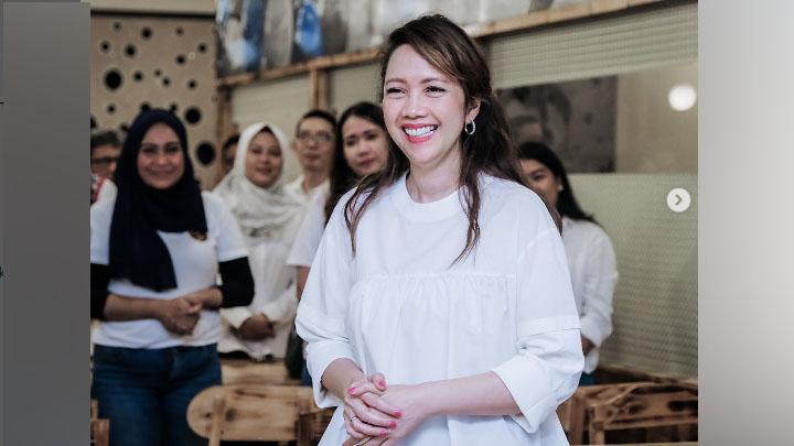 Gaya Fashion Meliza Musa Rusli saat Traveling, Casual Dress dan Effortless - Cantika.com