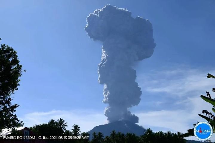 Indonesia's Mount Ibu Erupts Volcanic Ash 5 Kilometers High - Sci En ...