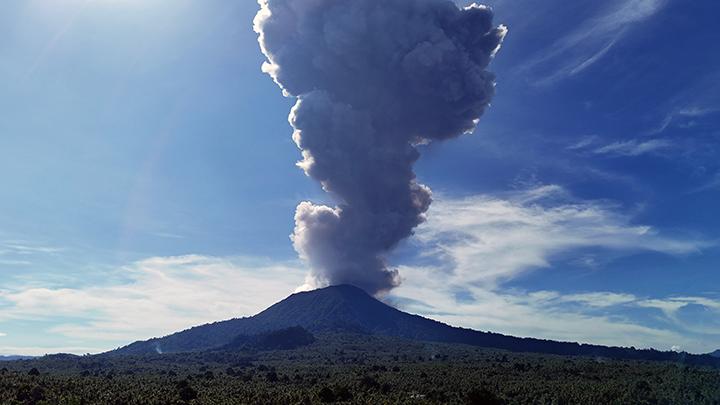 Mount Ibu in West Halmahera Erupts Again, Spewing Ash 700 Meters High ...